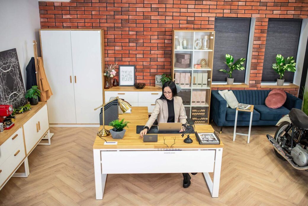 White corner desk with wooden top | Deerhorn Furnitures